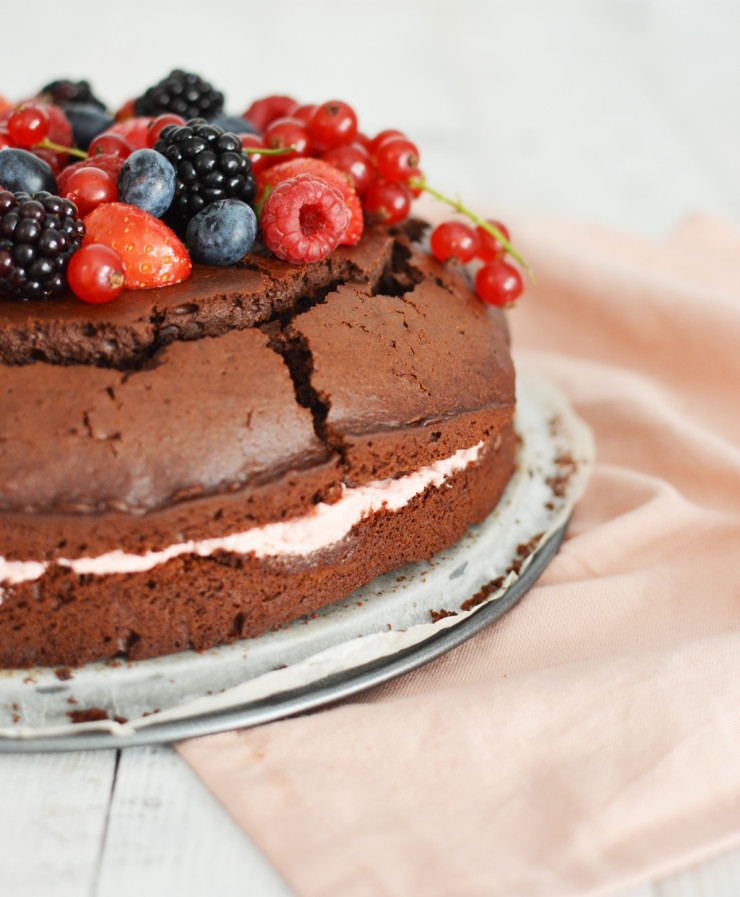 Twee keer luchtige chocoladetaart met rode vruchten