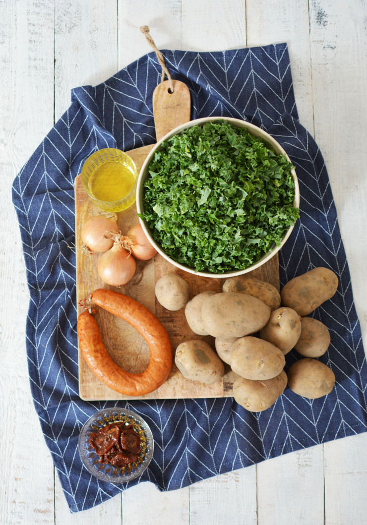 Boerenkoolstamppot met zongedroogde tomaatjes en ui