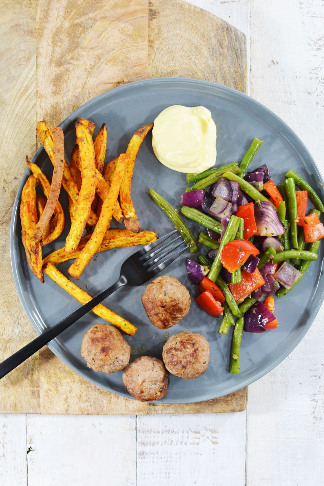 Budgetkoken #2 Zoete aardappel friet met gehaktballetjes en gewokte groente