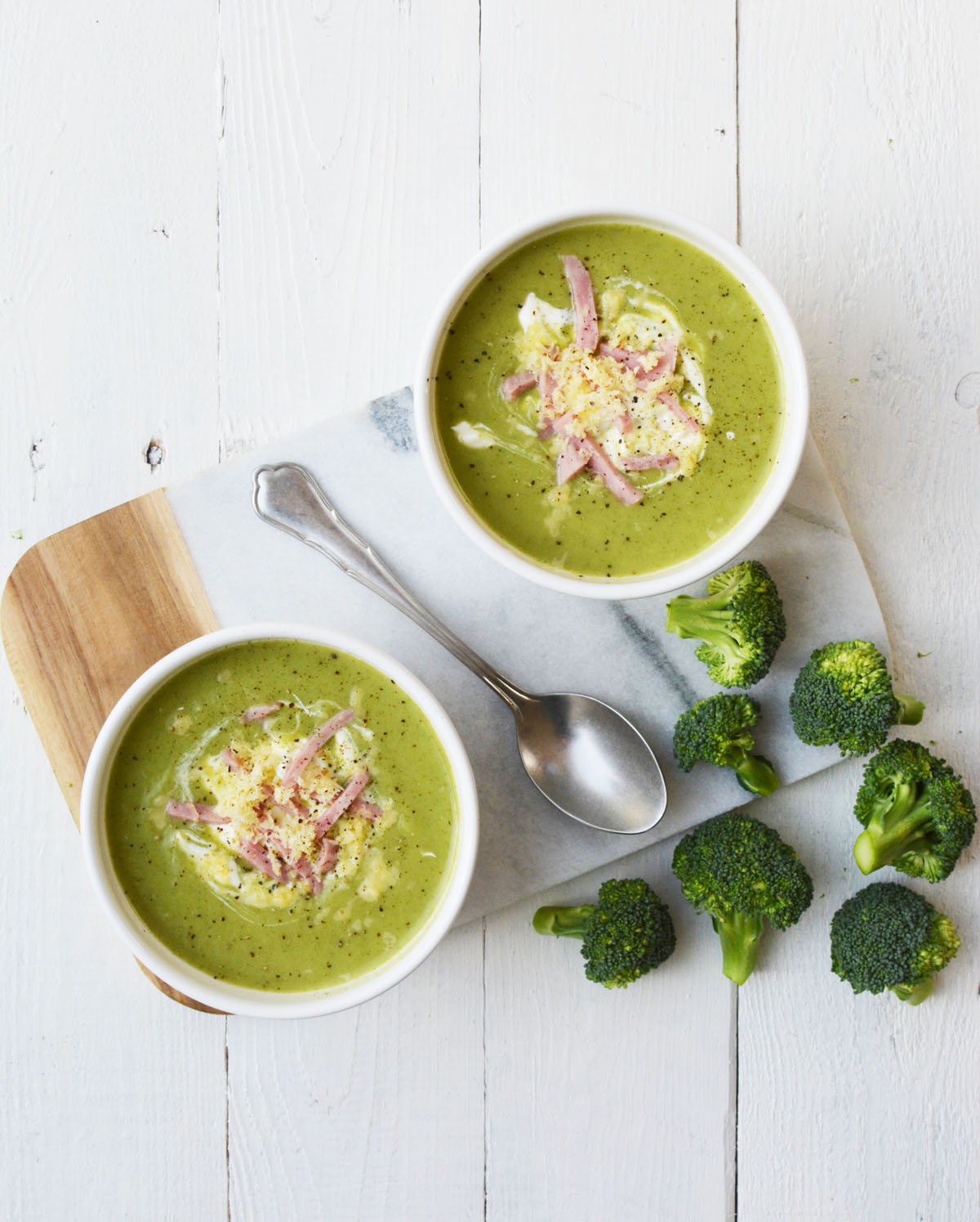 Recept | Broccolisoep met komijnekaas en hamreepjes