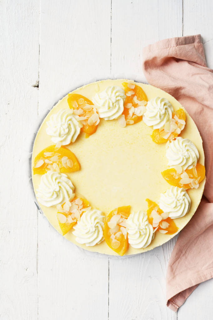 Budgetproof kwarktaart met perzik en slagroom