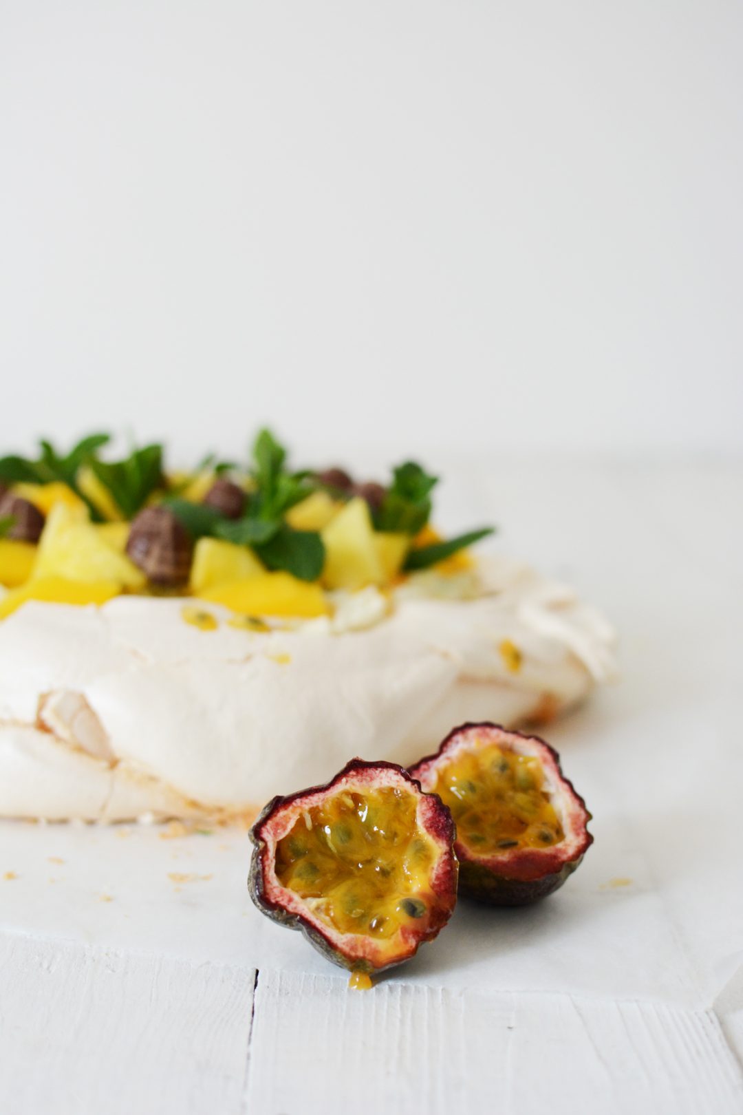 Tropische pavlova met passiefruit, mango en ananas | Perfect voor Pasen