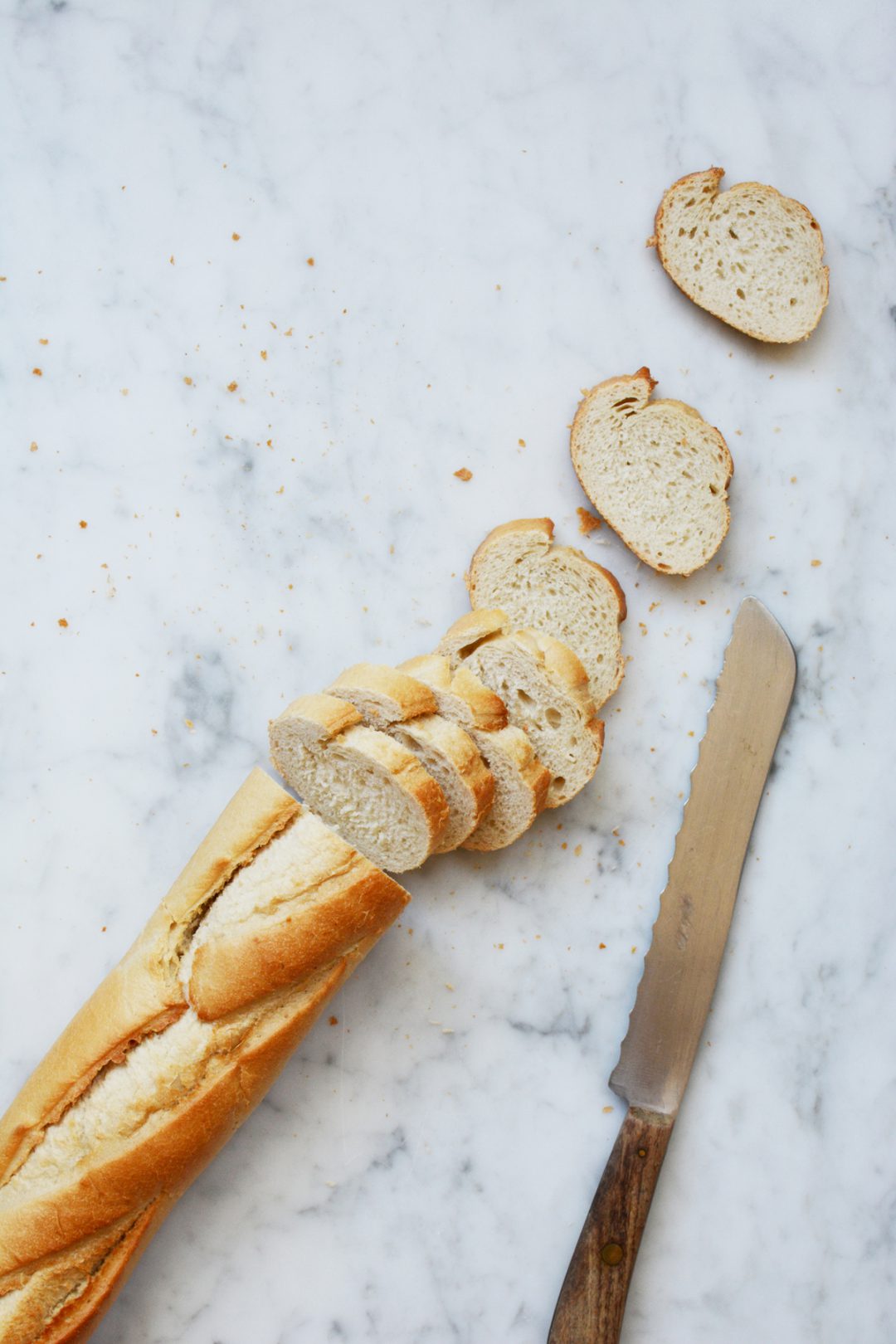 Mini tosti's van stokbrood met geitenkaas, tijm en honing