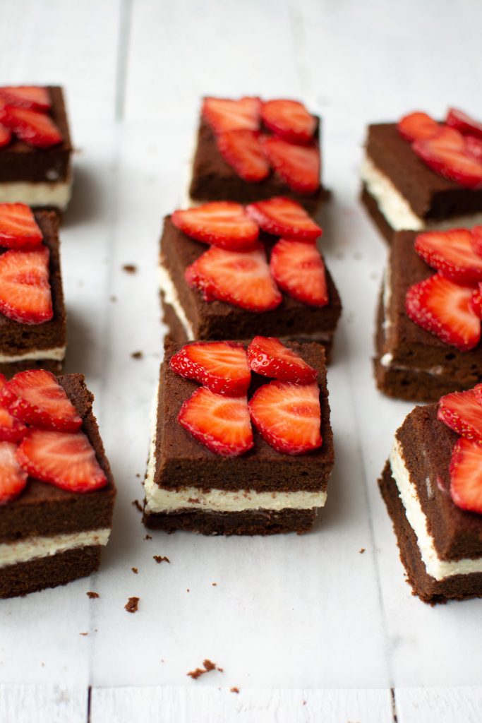 Chocoladecakejes met jam, slagroom en verse aardbeien